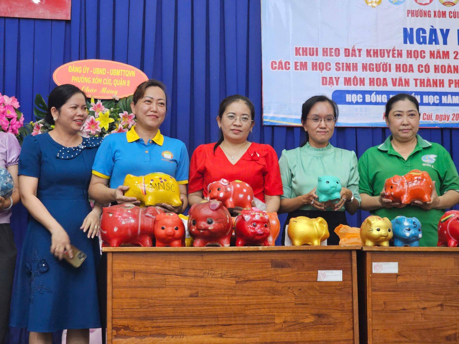 Bà Lý Kim Thy Giám đốc trung tâm tiếng Trung The Dragon tham gia trao học bổng - Hội trao học ...